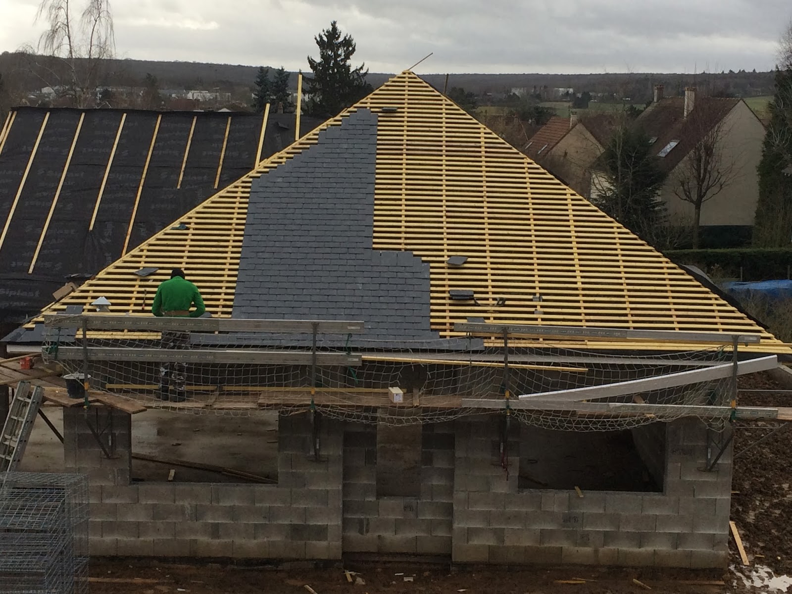 Les Guigniers: Début de la pose de la toiture